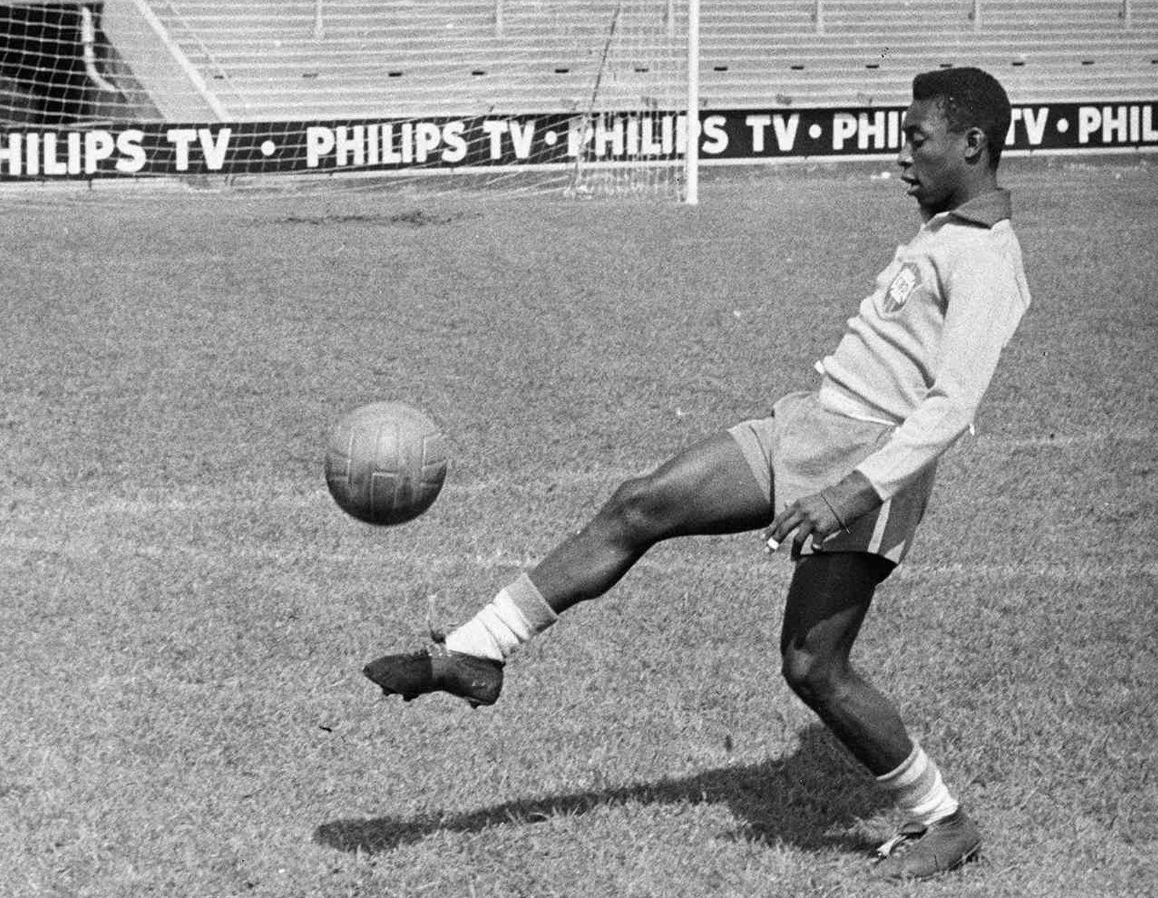 L’uomo che ha superato il calcio: biografia di Pelé, record, stipendio ...